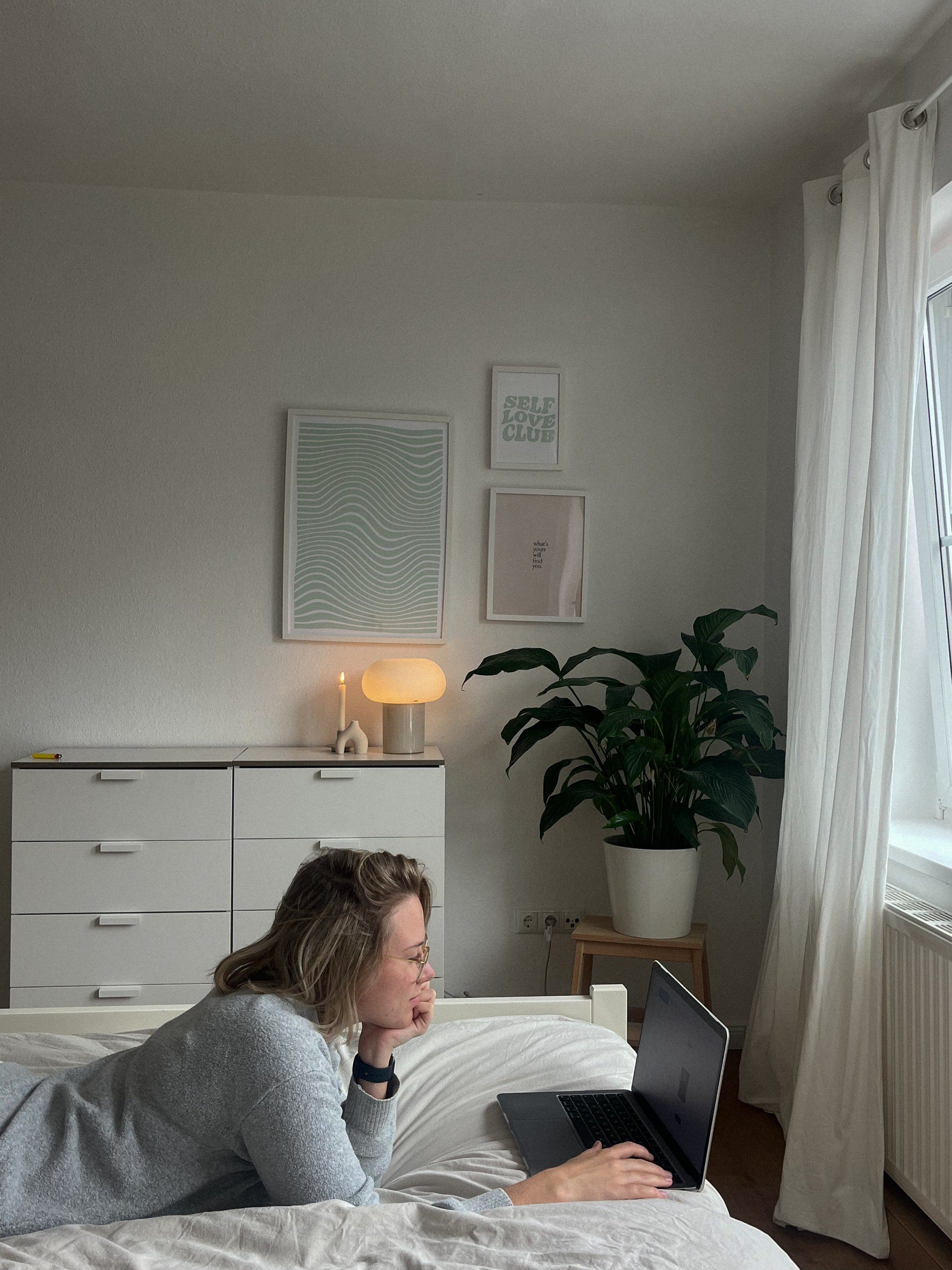 Cocktails and Gossip Poster | Premium Kunstdruck von Poski